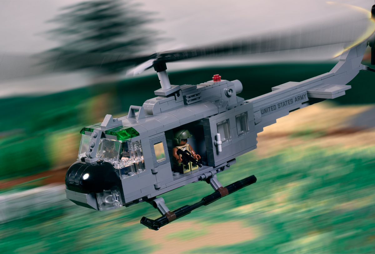 UH-1D "Huey" - Multipurpose Utility Helicopter - Brickmania Toys